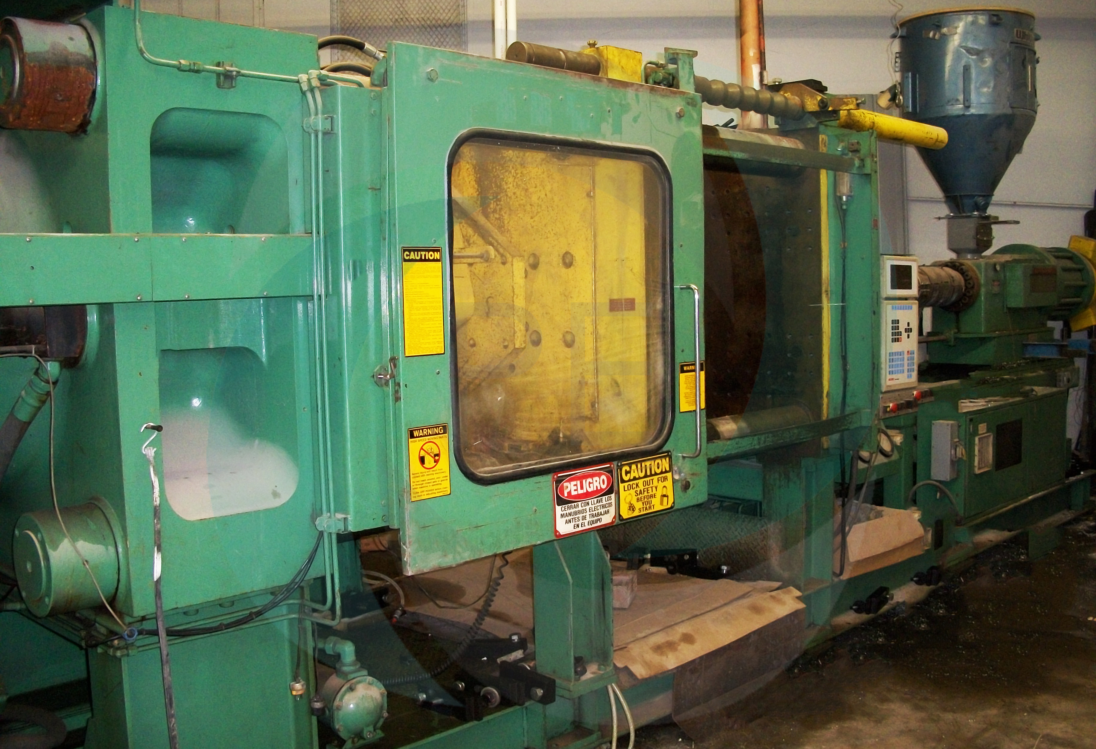 1990 700 Ton Van Dorn 125 Oz Injection Molding Machine For Sale